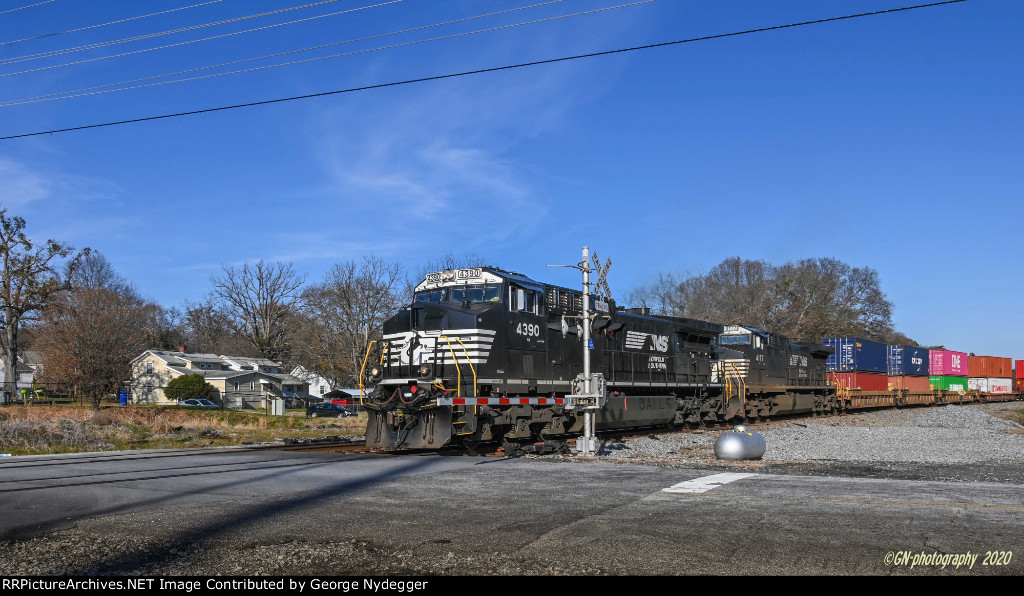 NS 4390 leads a double stack at the Beaumont junction